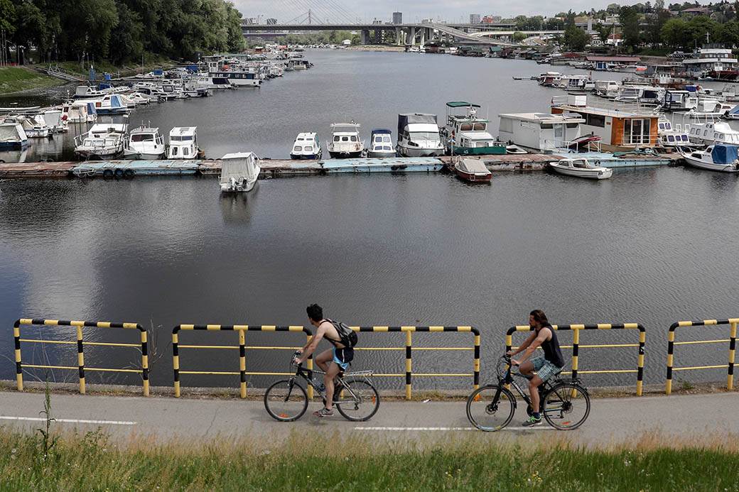 Oko 50 biciklista godišnje pogine u Srbiji, uvek treba nositi kacigu ...