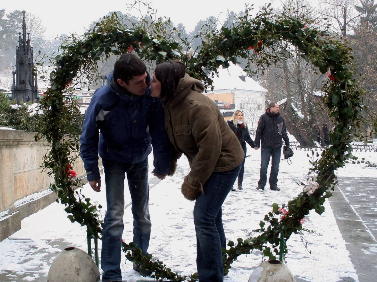 Kako je nastao običaj ljubljenja ispod imele? | EUpravo zato