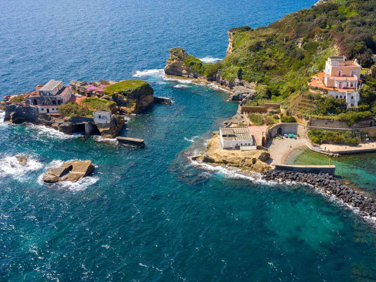 Ukleto ostrvo Gajola kod Napulja privlači turiste iz celog sveta ...